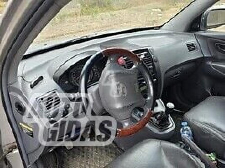 Hyundai Tucson 2005 in Vilnius, with an engine capacity of 2.00 L and mileage of 282 thousand km for 1050 €, photo 3 on AUTOMOTO.COM.LV