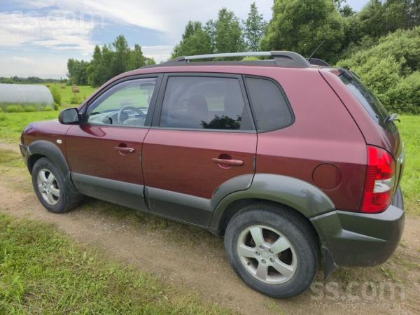 Red Hyundai Tucson 2005 in Kraslava, with an engine capacity of 2.00 L and mileage of 339 thousand km for 2100 €, photo 1 on AUTOMOTO.COM.LV