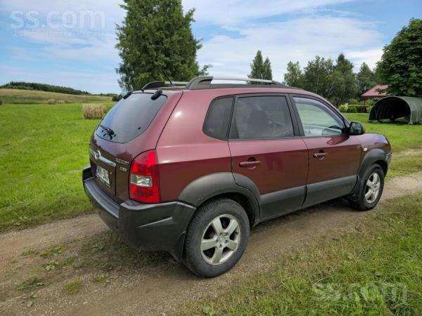 Red Hyundai Tucson 2005 in Kraslava, with an engine capacity of 2.00 L and mileage of 339 thousand km for 2100 €, photo 2 on AUTOMOTO.COM.LV