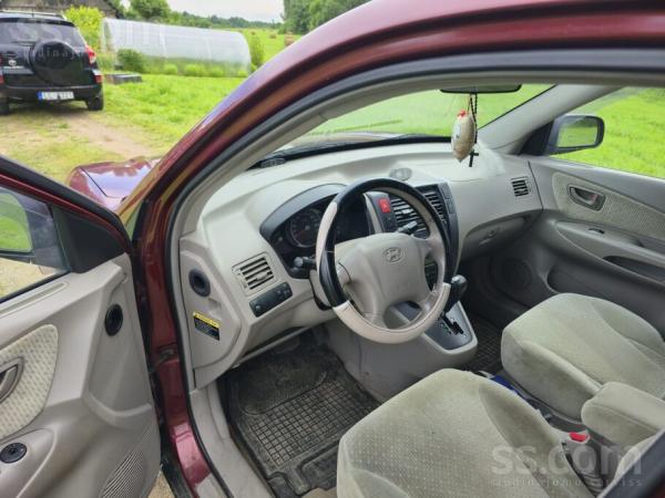 Red Hyundai Tucson 2005 in Kraslava, with an engine capacity of 2.00 L and mileage of 339 thousand km for 2100 €, photo 3 on AUTOMOTO.COM.LV