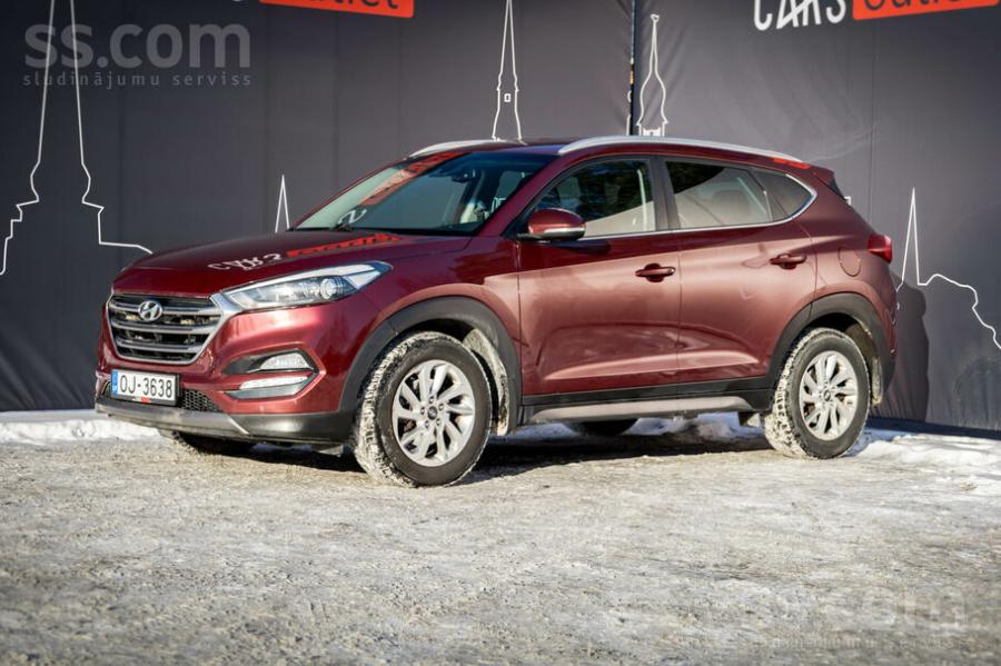 Red Hyundai Tucson 2015 in Riga, with an engine capacity of 2.00 L and mileage of 227 thousand km for 12990 €, photo 1 on AUTOMOTO.COM.LV