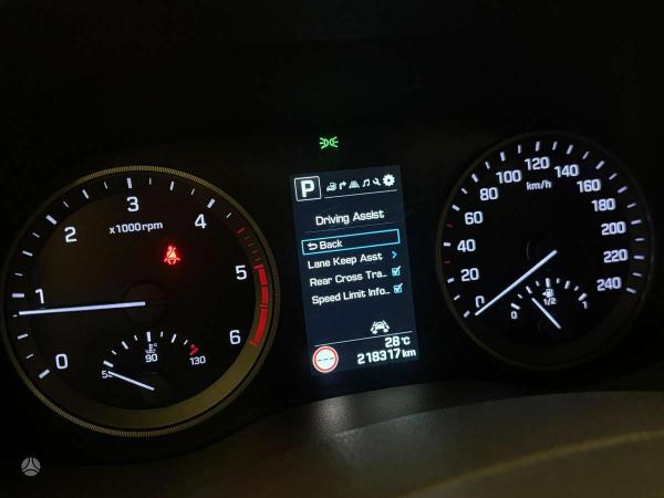Red Hyundai Tucson 2015 in Marijampole, with an engine capacity of 2.00 L and mileage of 219 thousand km for 11900 €, photo 6 on AUTOMOTO.COM.LV