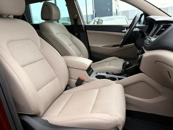 Hyundai Tucson 2016 RÄ«ga vietnÄ Sarkans Hyundai Tucson 2016 RÄ«ga, ar dzinÄja tilpumu 1.60 L un nobraukumu 184 tÅ«kst. km par 11990 ā¬, foto 8 vietnÄ AUTOMOTO.COM.LV
