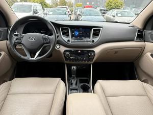 Red Hyundai Tucson 2016 in Riga, with an engine capacity of 1.60 L and mileage of 184 thousand km for 11990 €, photo 9 on AUTOMOTO.COM.LV