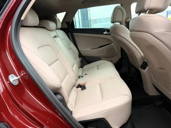 Hyundai Tucson 2016 RÄ«ga vietnÄ Sarkans Hyundai Tucson 2016 RÄ«ga, ar dzinÄja tilpumu 1.60 L un nobraukumu 184 tÅ«kst. km par 11990 ā¬, foto 10 vietnÄ AUTOMOTO.COM.LV