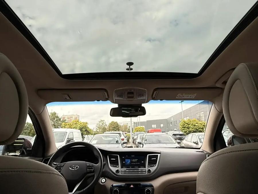 Red Hyundai Tucson 2016 in Riga, with an engine capacity of 1.60 L and mileage of 184 thousand km for 11990 €, photo 11 on AUTOMOTO.COM.LV