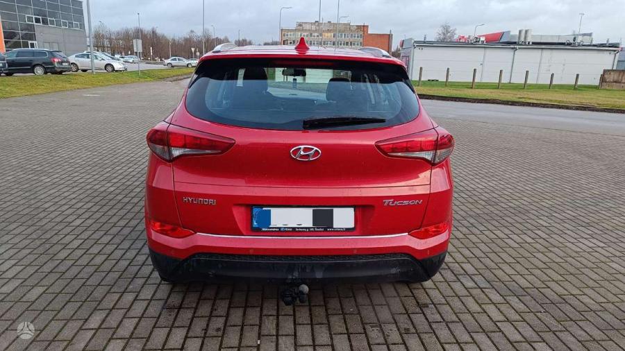 Red Hyundai Tucson 2017 in Taurage, with an engine capacity of 1.59 L and mileage of 128 thousand km for 9800 €, photo 6 on AUTOMOTO.COM.LV