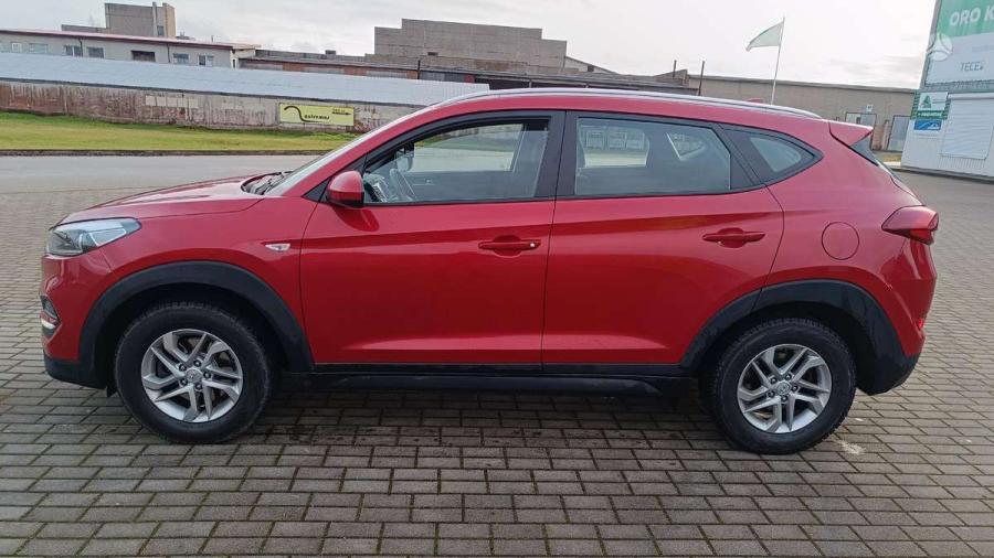 Red Hyundai Tucson 2017 in Taurage, with an engine capacity of 1.59 L and mileage of 128 thousand km for 9800 €, photo 8 on AUTOMOTO.COM.LV