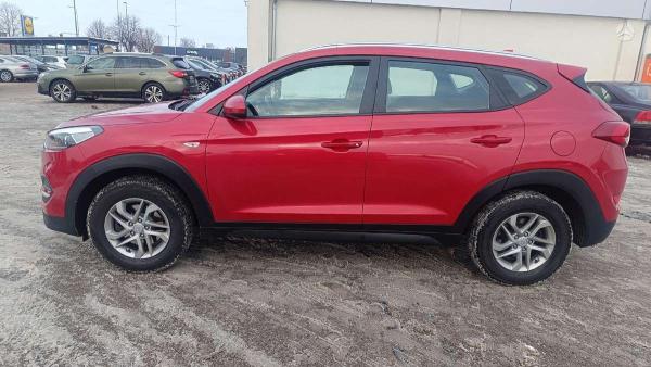 Red Hyundai Tucson 2017 in Taurage, with an engine capacity of 1.59 L and mileage of 125 thousand km for 9850 €, photo 5 on AUTOMOTO.COM.LV