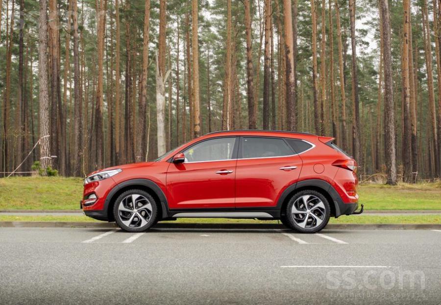 Red Hyundai Tucson 2018 in Riga, with an engine capacity of 1.70 L and mileage of 242 thousand km for 12190 €, photo 4 on AUTOMOTO.COM.LV