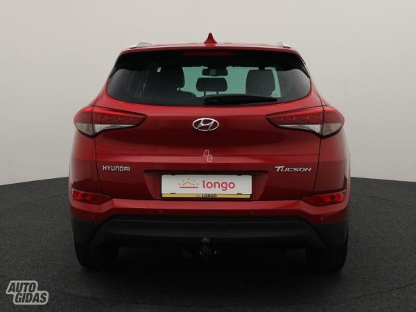 Red Hyundai Tucson 2018 in Vilnius, with an engine capacity of 1.70 L and mileage of 226 thousand km for 12399 €, photo 5 on AUTOMOTO.COM.LV