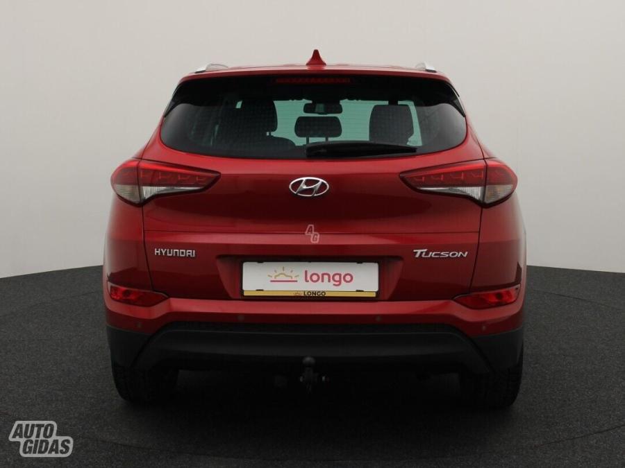 Red Hyundai Tucson 2018 in Vilnius, with an engine capacity of 1.70 L and mileage of 226 thousand km for 12399 €, photo 5 on AUTOMOTO.COM.LV