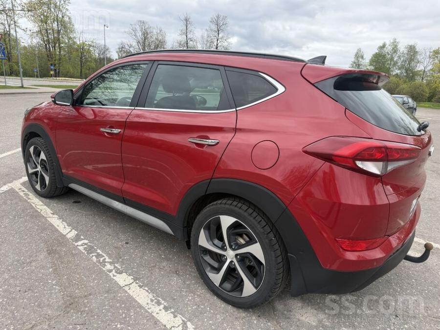 Red Hyundai Tucson 2018 in Riga, with an engine capacity of 1.70 L and mileage of 253 thousand km for 13000 €, photo 3 on AUTOMOTO.COM.LV