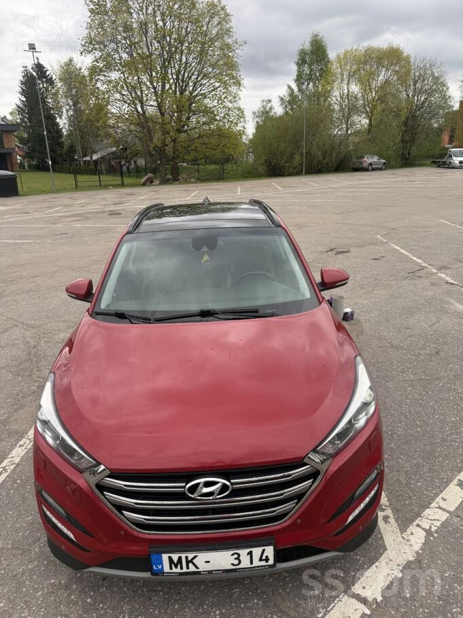 Red Hyundai Tucson 2018 in Riga, with an engine capacity of 1.70 L and mileage of 253 thousand km for 13000 €, photo 4 on AUTOMOTO.COM.LV