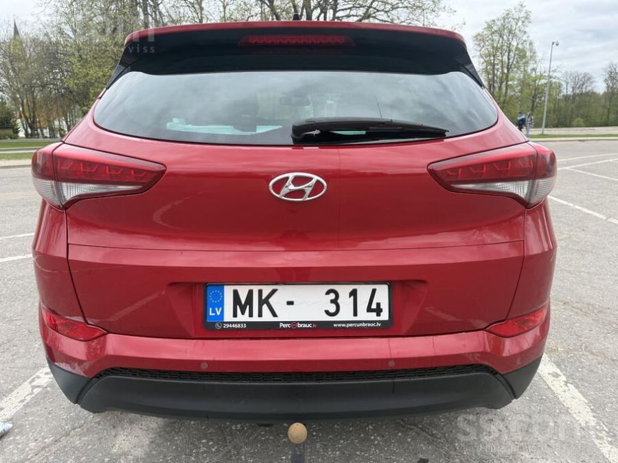 Red Hyundai Tucson 2018 in Riga, with an engine capacity of 1.70 L and mileage of 253 thousand km for 13000 €, photo 5 on AUTOMOTO.COM.LV