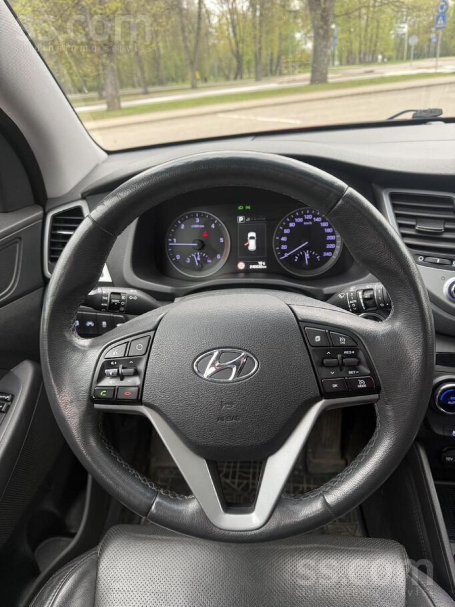 Red Hyundai Tucson 2018 in Riga, with an engine capacity of 1.70 L and mileage of 253 thousand km for 13000 €, photo 10 on AUTOMOTO.COM.LV