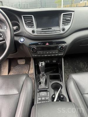 Red Hyundai Tucson 2018 in Riga, with an engine capacity of 1.70 L and mileage of 253 thousand km for 13000 €, photo 13 on AUTOMOTO.COM.LV