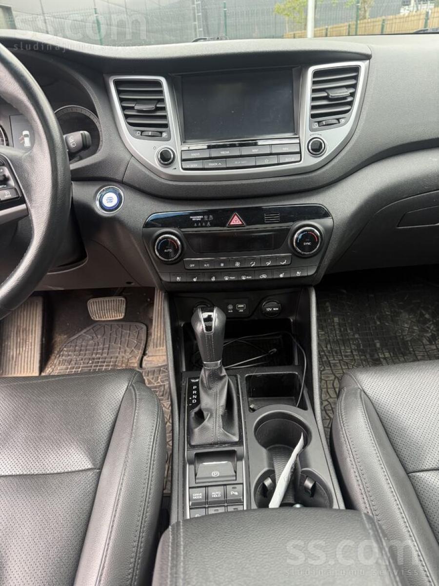 Red Hyundai Tucson 2018 in Riga, with an engine capacity of 1.70 L and mileage of 253 thousand km for 13000 €, photo 13 on AUTOMOTO.COM.LV