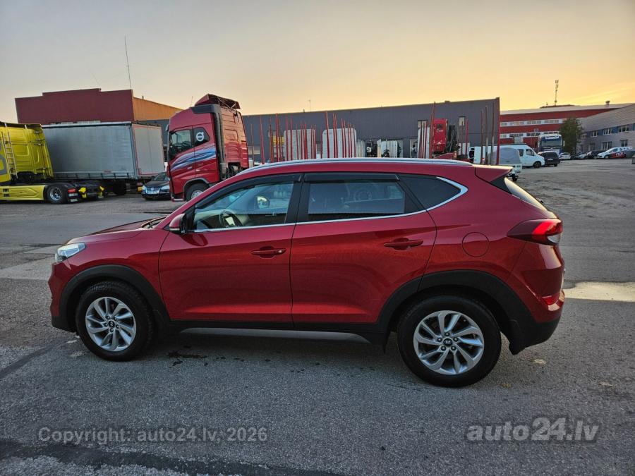 Red Hyundai Tucson 2018 in Tartu, with an engine capacity of 2.00 L and mileage of 193 thousand km for 17700 €, photo 4 on AUTOMOTO.COM.LV