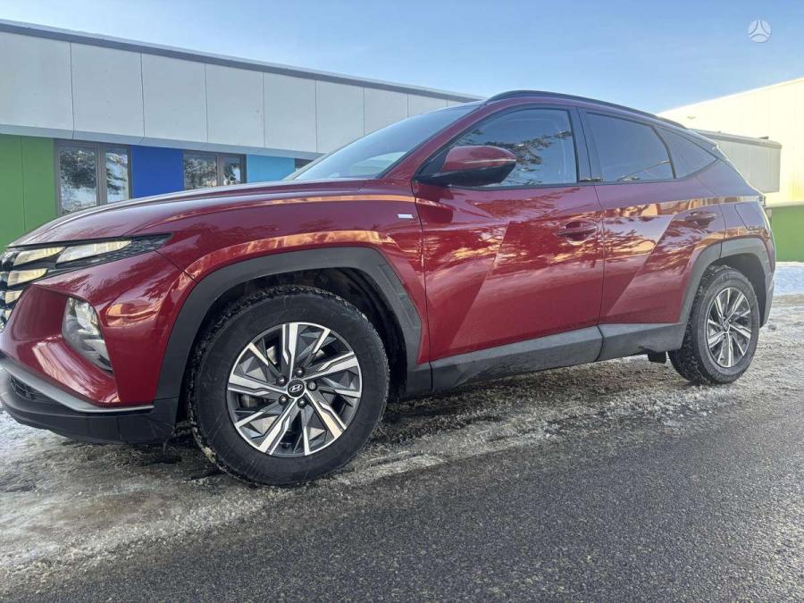Red Hyundai Tucson 2022 in Vilnius, with an engine capacity of 1.60 L and mileage of 179 thousand km for 17400 €, photo 4 on AUTOMOTO.COM.LV