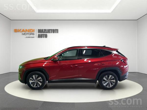 Red Hyundai Tucson 2022 in Riga, with an engine capacity of 1.60 L and mileage of 42 thousand km for 26490 €, photo 4 on AUTOMOTO.COM.LV