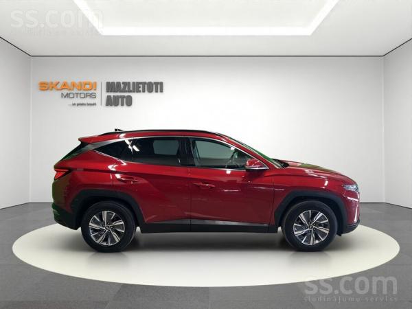 Red Hyundai Tucson 2022 in Riga, with an engine capacity of 1.60 L and mileage of 42 thousand km for 26490 €, photo 8 on AUTOMOTO.COM.LV