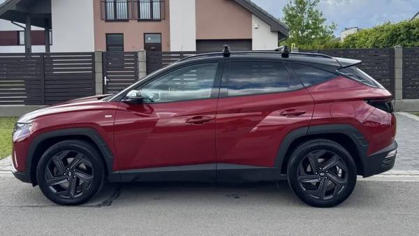 Red Hyundai Tucson 2023 in Riga, with an engine capacity of 1.60 L and mileage of 88 thousand km for 23950 €, photo 6 on AUTOMOTO.COM.LV