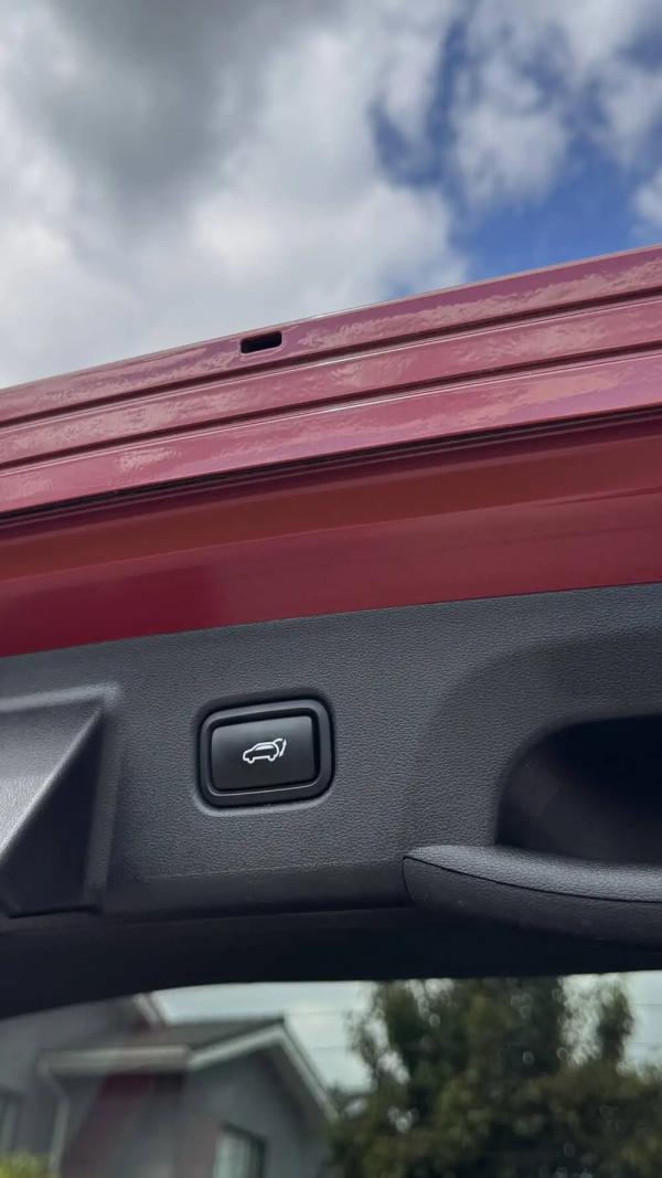 Red Hyundai Tucson 2023 in Riga, with an engine capacity of 1.60 L and mileage of 88 thousand km for 23950 €, photo 8 on AUTOMOTO.COM.LV