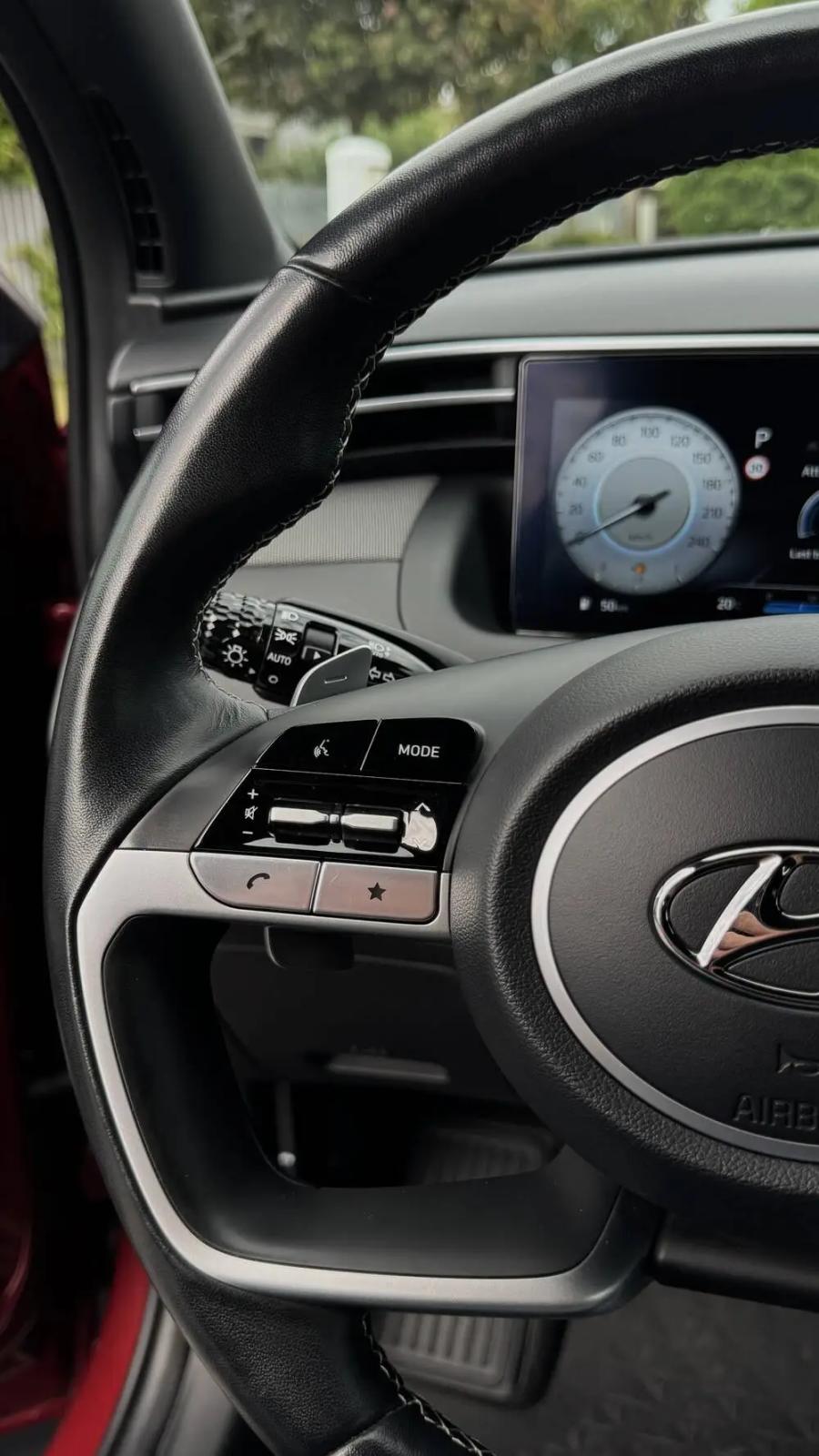 Sarkans Hyundai Tucson 2023 Rīga, ar dzinēja tilpumu 1.60 L un nobraukumu 88 tūkst. km par 23950 €, foto 28 vietnē AUTOMOTO.COM.LV