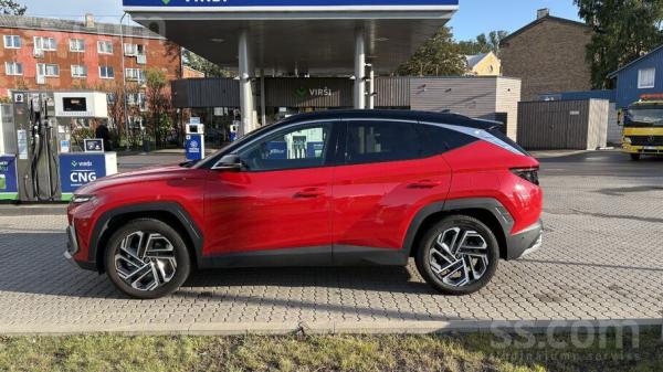 Hyundai Tucson 2025 Rīga vietnē Sarkans Hyundai Tucson 2025 Rīga, ar dzinēja tilpumu 1.60 L un nobraukumu 11 tūkst. km par 29990 €, foto 3 vietnē AUTOMOTO.COM.LV