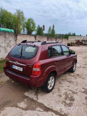 Red Hyundai Tucson 2004 in Daugavpils, with an engine capacity of 2.00 L and mileage of 299 thousand km for 2200 €, photo 3 on AUTOMOTO.COM.LV