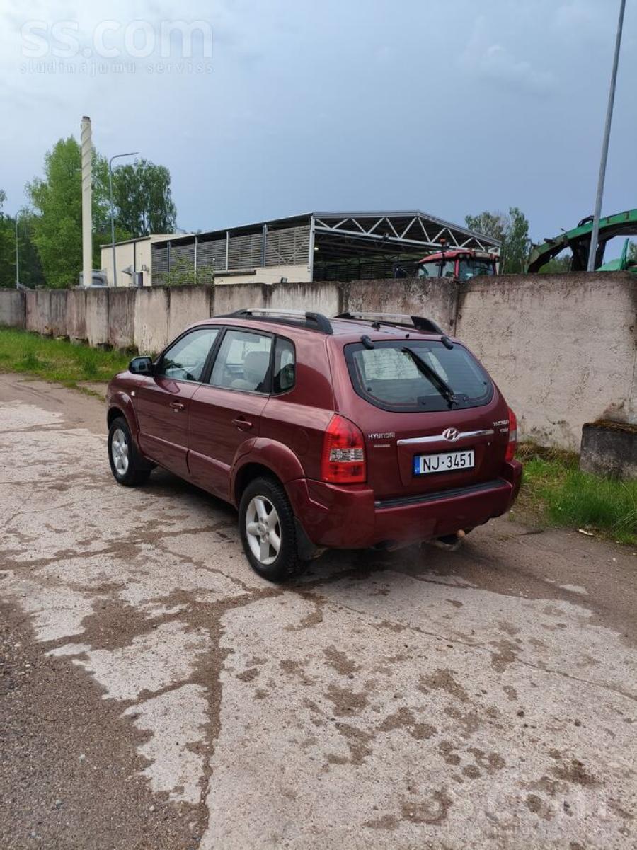 Red Hyundai Tucson 2004 in Daugavpils, with an engine capacity of 2.00 L and mileage of 299 thousand km for 2200 €, photo 5 on AUTOMOTO.COM.LV