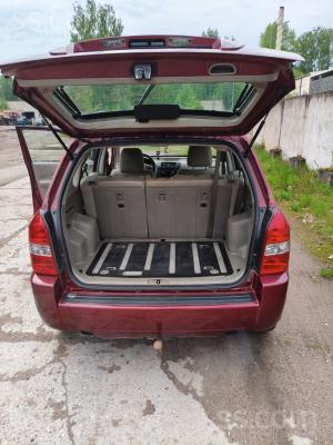 Red Hyundai Tucson 2004 in Daugavpils, with an engine capacity of 2.00 L and mileage of 299 thousand km for 2200 €, photo 6 on AUTOMOTO.COM.LV