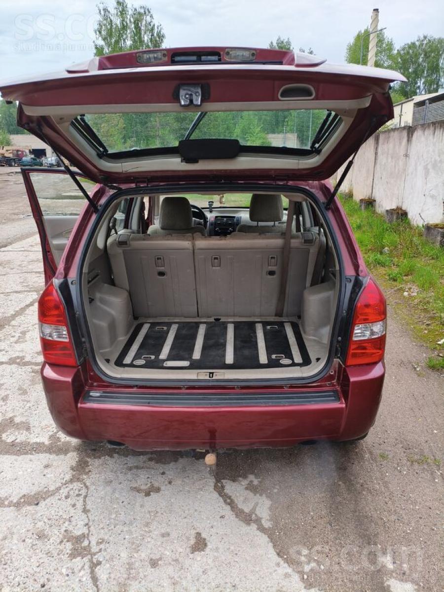 Red Hyundai Tucson 2004 in Daugavpils, with an engine capacity of 2.00 L and mileage of 299 thousand km for 2200 €, photo 6 on AUTOMOTO.COM.LV