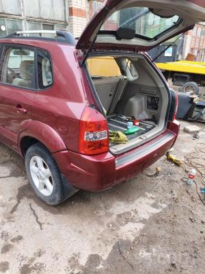Red Hyundai Tucson 2004 in Daugavpils, with an engine capacity of 2.00 L and mileage of 299 thousand km for 2200 €, photo 7 on AUTOMOTO.COM.LV