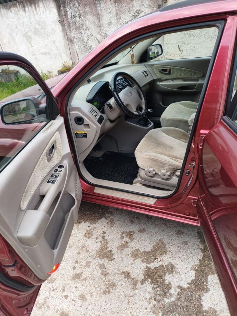 Red Hyundai Tucson 2004 in Daugavpils, with an engine capacity of 2.00 L and mileage of 299 thousand km for 2200 €, photo 8 on AUTOMOTO.COM.LV