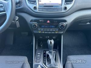 Red Hyundai Tucson 2018 in Tallinn, with an engine capacity of 1.70 L and mileage of 167 thousand km for 12900 €, photo 11 on AUTOMOTO.COM.LV