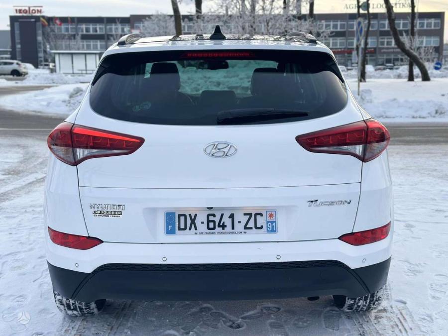 White Hyundai Tucson 2015 in Klaipeda, with an engine capacity of 1.69 L and mileage of 126 thousand km for 12999 €, photo 8 on AUTOMOTO.COM.LV