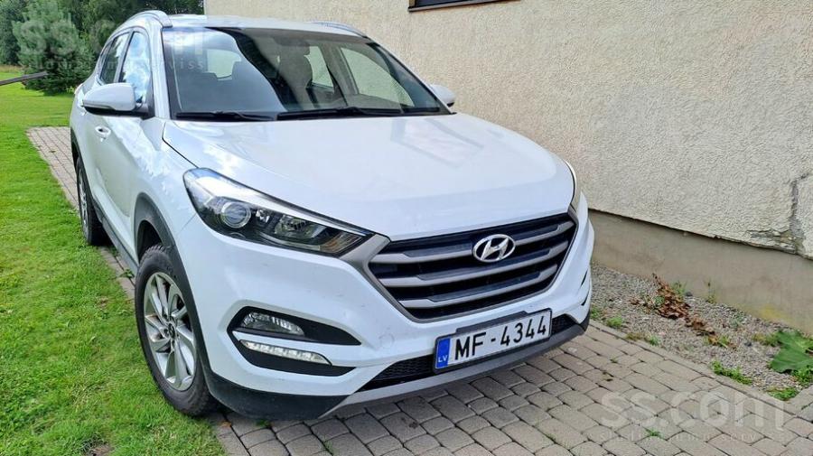 White Hyundai Tucson 2015 in Liepaja, with an engine capacity of 1.70 L and mileage of 234 thousand km for 8900 €, photo 1 on AUTOMOTO.COM.LV