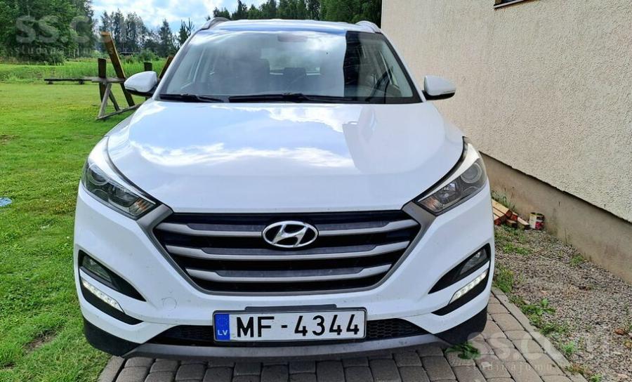 White Hyundai Tucson 2015 in Liepaja, with an engine capacity of 1.70 L and mileage of 234 thousand km for 8900 €, photo 3 on AUTOMOTO.COM.LV