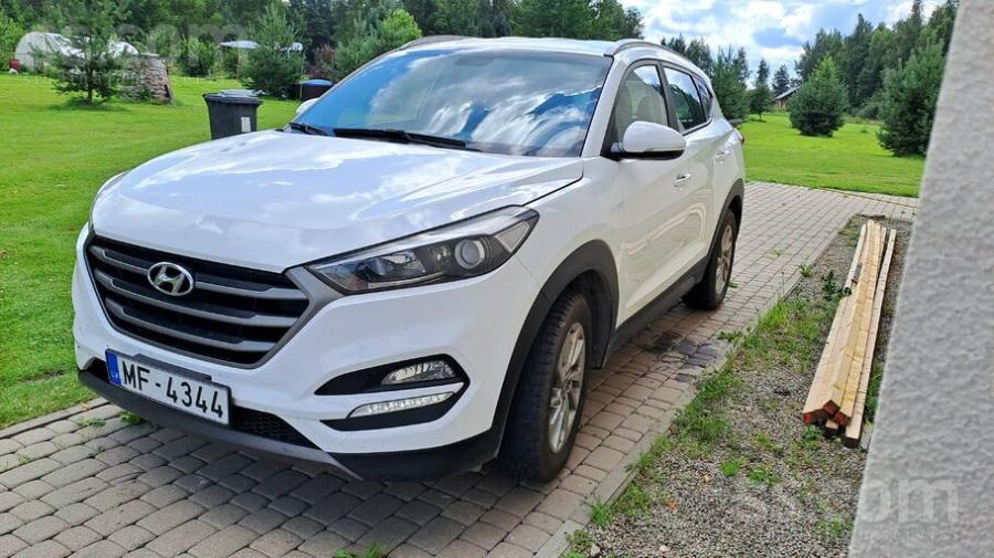 White Hyundai Tucson 2015 in Liepaja, with an engine capacity of 1.70 L and mileage of 234 thousand km for 8900 €, photo 4 on AUTOMOTO.COM.LV