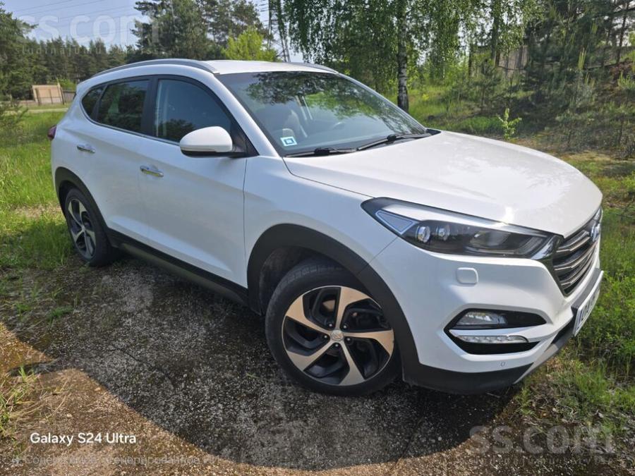 White Hyundai Tucson 2016 in Daugavpils, with an engine capacity of 2.00 L and mileage of 198 thousand km for 13330 €, photo 1 on AUTOMOTO.COM.LV