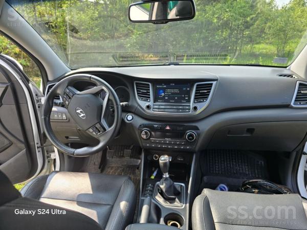 White Hyundai Tucson 2016 in Daugavpils, with an engine capacity of 2.00 L and mileage of 198 thousand km for 13330 €, photo 3 on AUTOMOTO.COM.LV