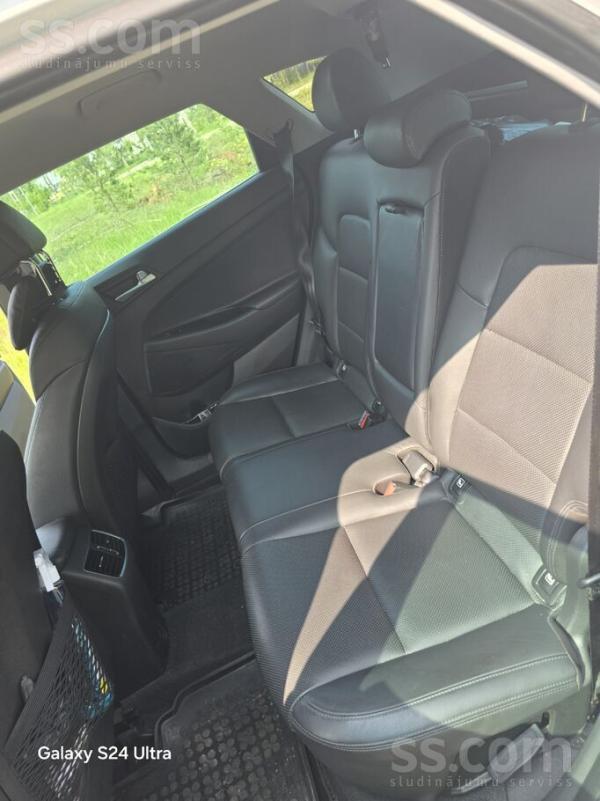 White Hyundai Tucson 2016 in Daugavpils, with an engine capacity of 2.00 L and mileage of 198 thousand km for 13330 €, photo 4 on AUTOMOTO.COM.LV