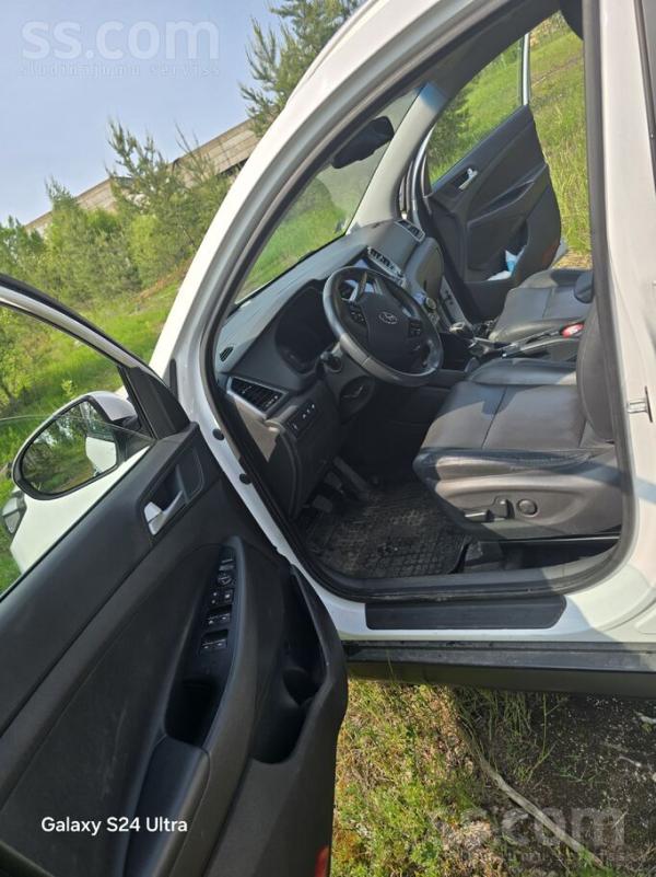 White Hyundai Tucson 2016 in Daugavpils, with an engine capacity of 2.00 L and mileage of 198 thousand km for 13330 €, photo 5 on AUTOMOTO.COM.LV