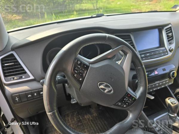 White Hyundai Tucson 2016 in Daugavpils, with an engine capacity of 2.00 L and mileage of 198 thousand km for 13330 €, photo 6 on AUTOMOTO.COM.LV