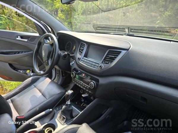 White Hyundai Tucson 2016 in Daugavpils, with an engine capacity of 2.00 L and mileage of 198 thousand km for 13330 €, photo 7 on AUTOMOTO.COM.LV