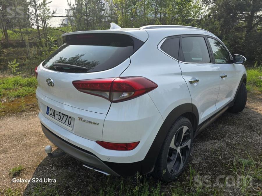 White Hyundai Tucson 2016 in Daugavpils, with an engine capacity of 2.00 L and mileage of 198 thousand km for 13330 €, photo 8 on AUTOMOTO.COM.LV