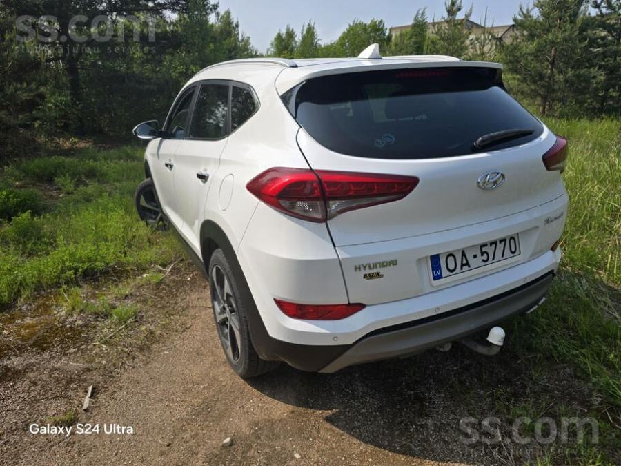 White Hyundai Tucson 2016 in Daugavpils, with an engine capacity of 2.00 L and mileage of 198 thousand km for 13330 €, photo 9 on AUTOMOTO.COM.LV
