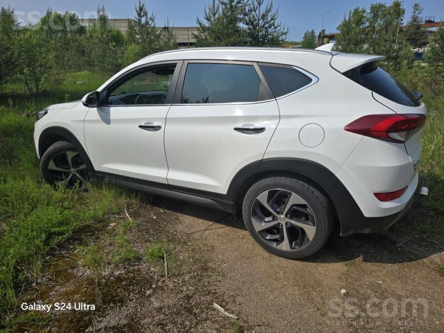 White Hyundai Tucson 2016 in Daugavpils, with an engine capacity of 2.00 L and mileage of 198 thousand km for 13330 €, photo 10 on AUTOMOTO.COM.LV